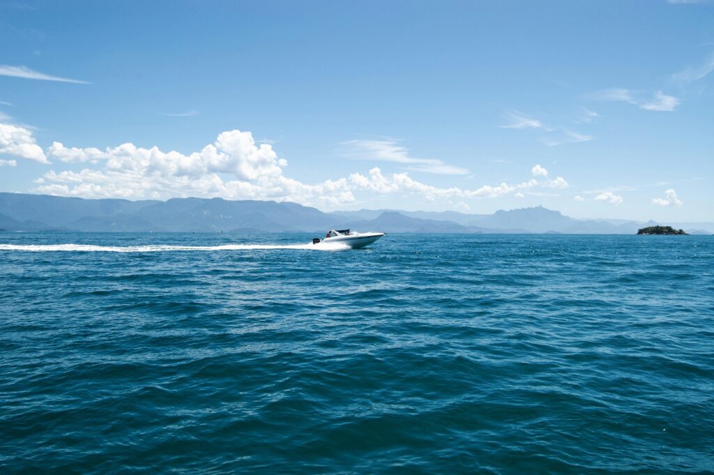 Inboard vs Outboard Motor Boats: Making the Right Choice for Your ...