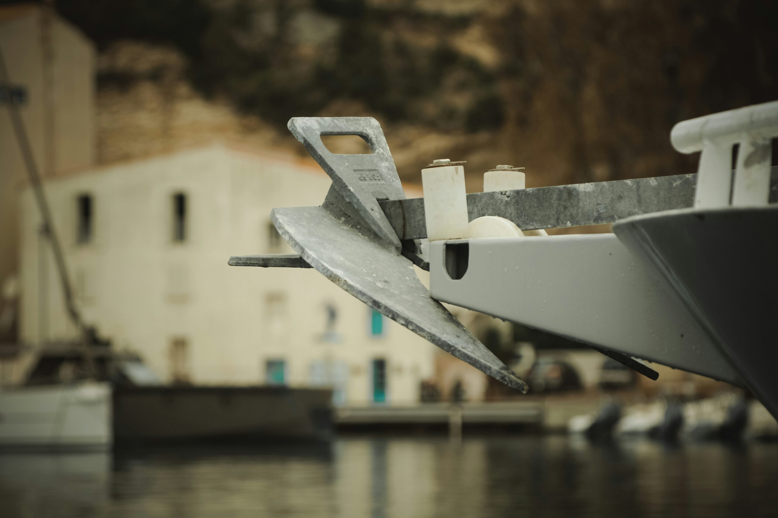 How to Anchor a Boat: Top Tips for Safe and Easy Mooring