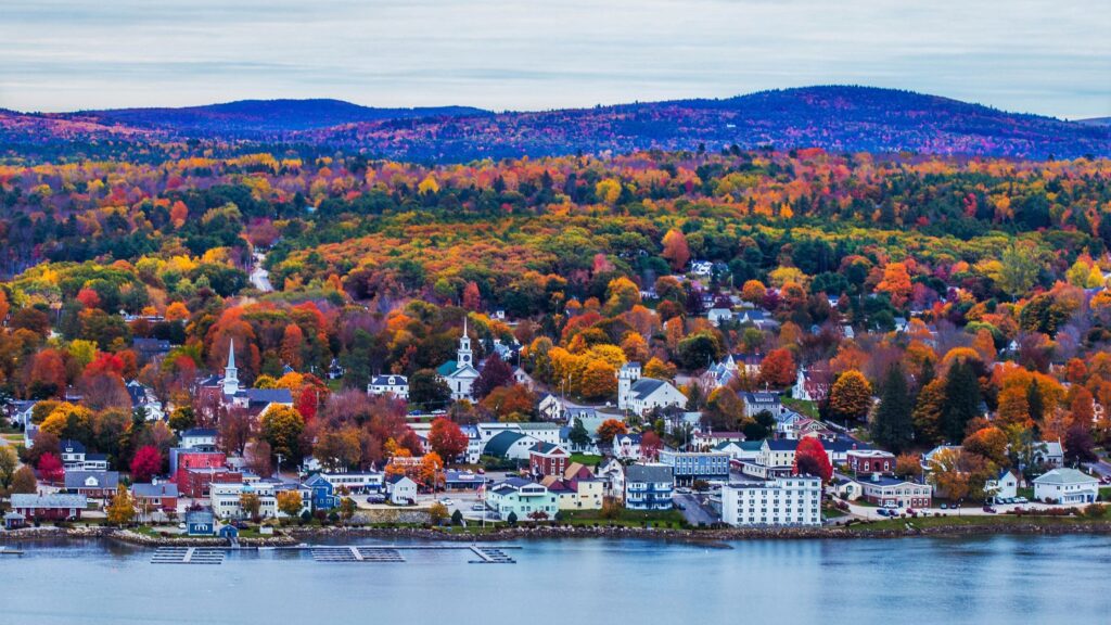 The 8 Best Lakeside Towns for Fall Foliage in New England